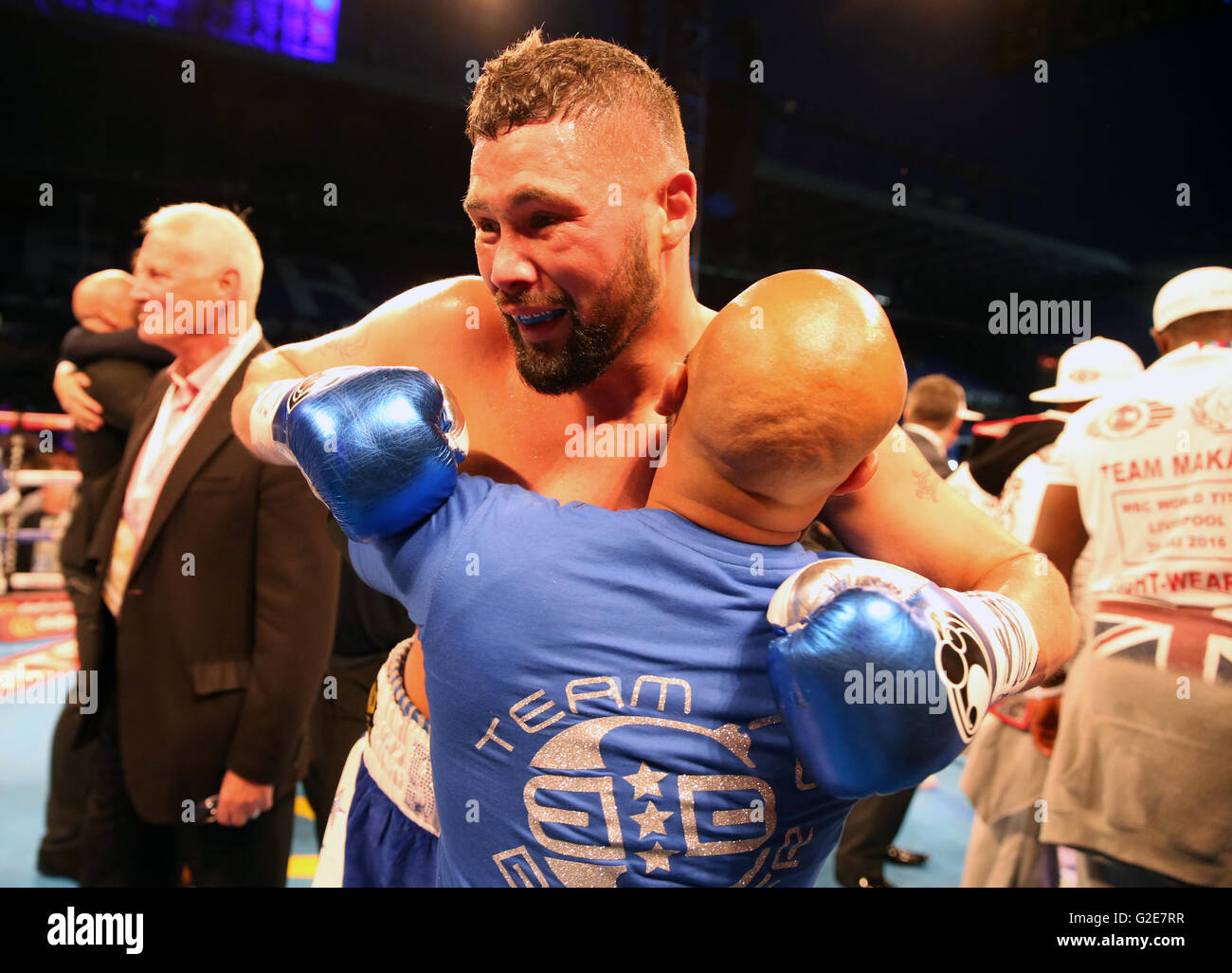 Tony Bellew celebrates with trainer David Coldwell after beating Ilunga ...