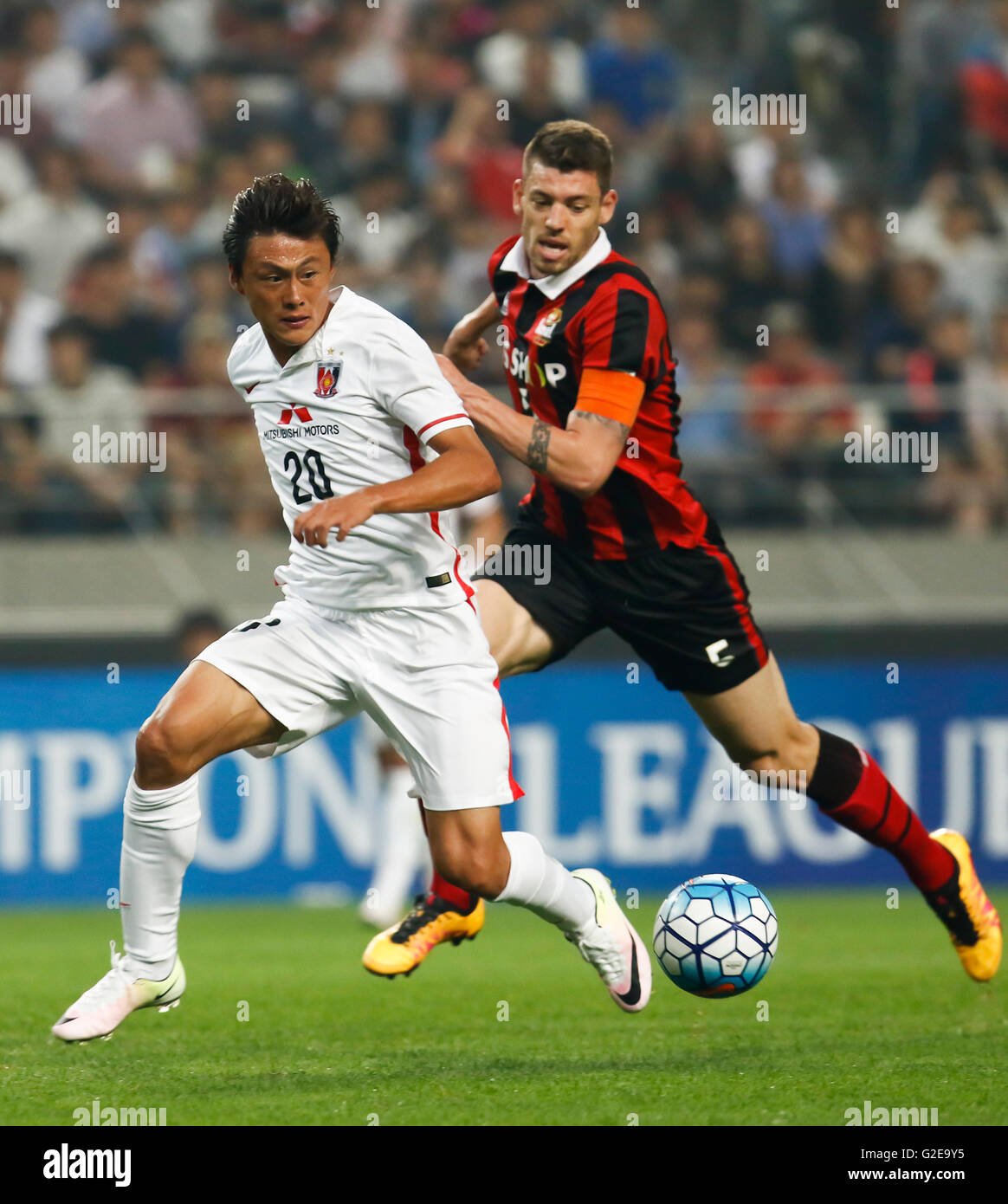 Seoul, South Korea. 25th May, 2016. (L-R) Tadanari Lee (Reds), Osmar ...