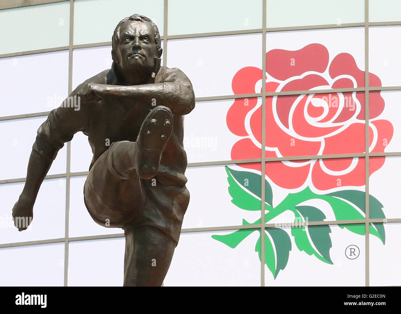 Twickenham statue stadium hi-res stock photography and images - Alamy