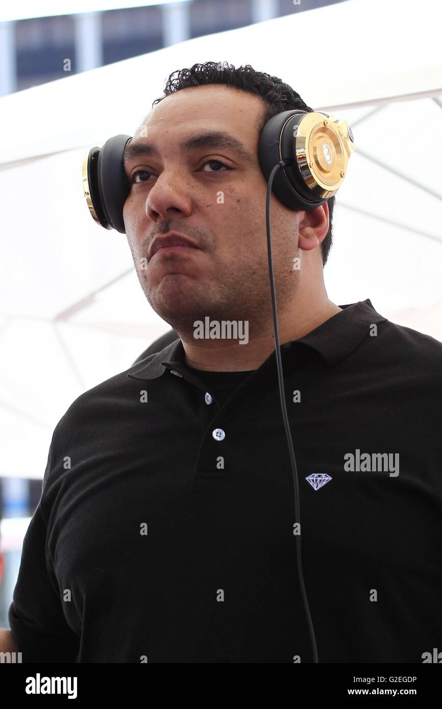 Dj muggs hi-res stock photography and images - Alamy