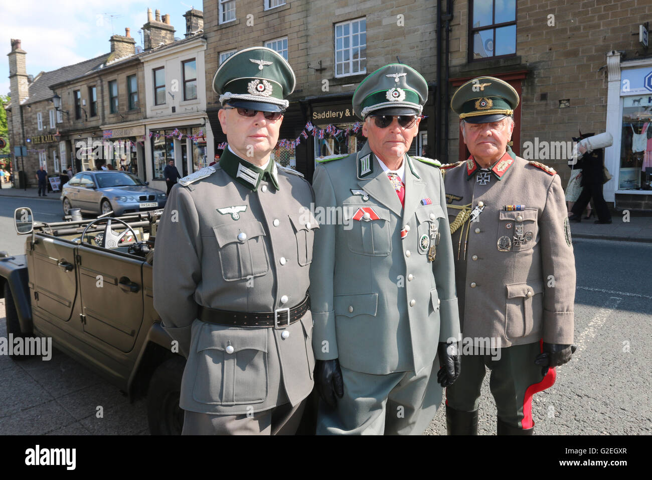 Men dressed in 1940s army uniforms hi-res stock photography and images ...