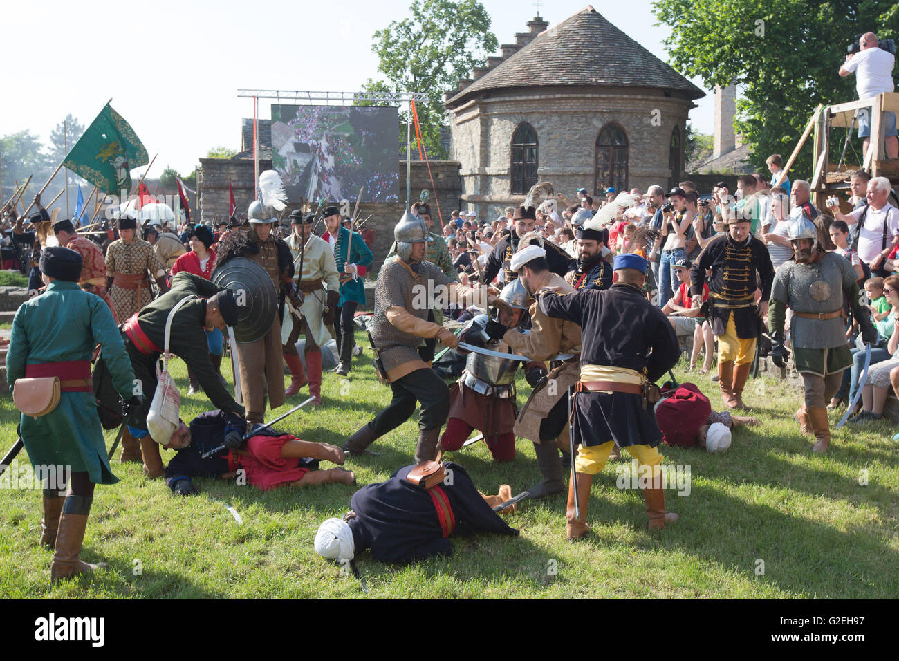 (160530) -- TATA (HUNGARY), May 30, 2016 (Xinhua) -- People in ...