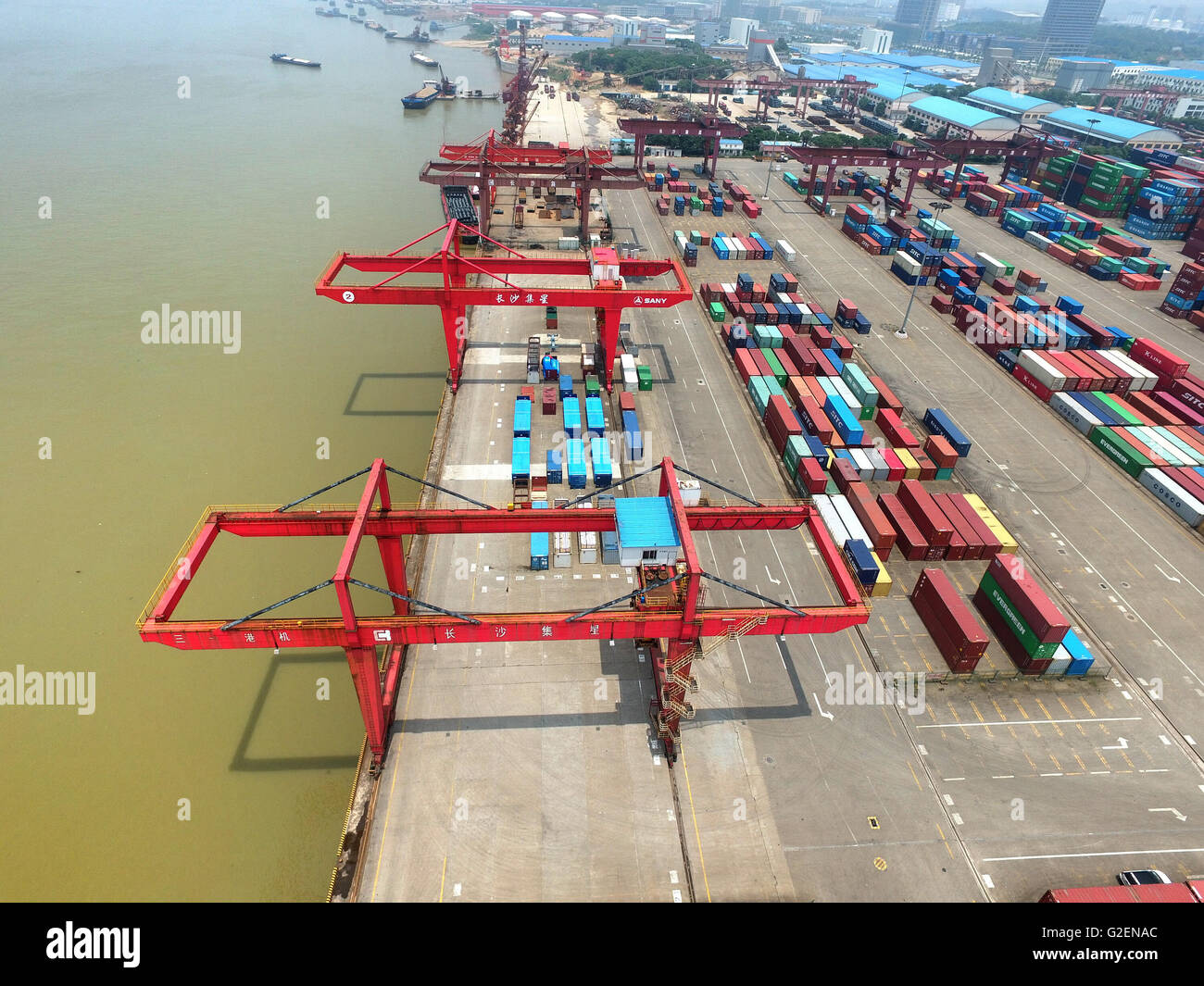 Container handling hi-res stock photography and images - Alamy