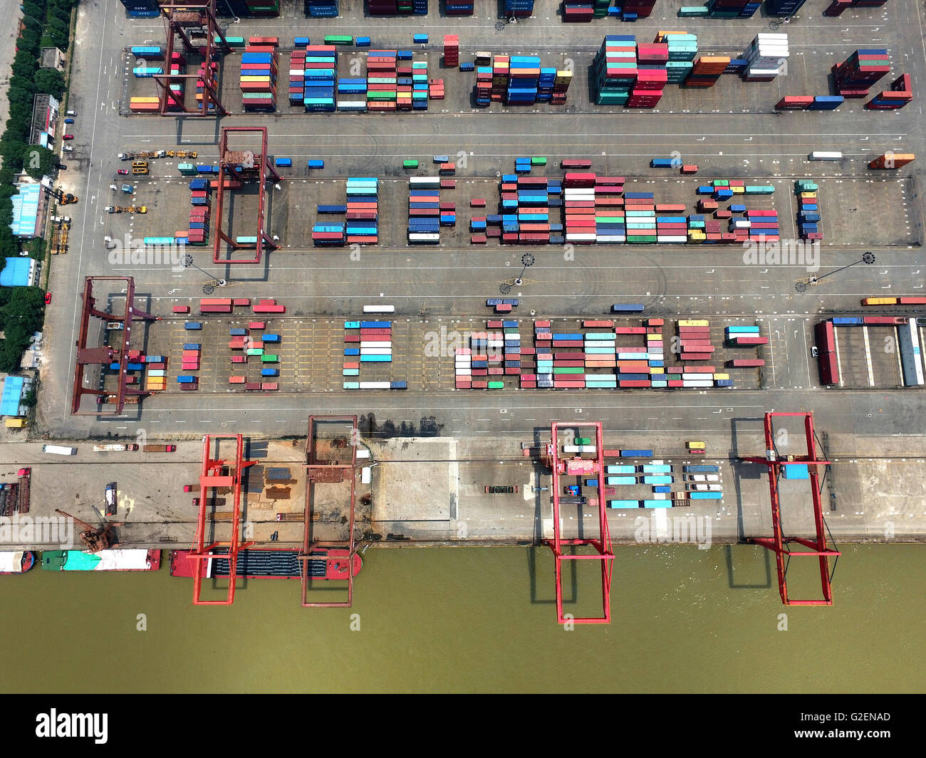 Standard containers hi-res stock photography and images - Alamy