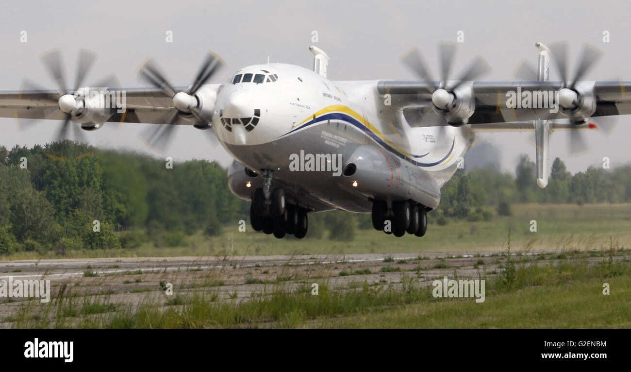May 30, 2016 - The renovated Antonov An-22 ''Antei'' takes off the ...