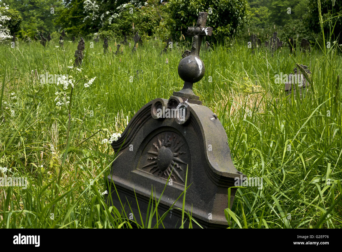 Grave markers hi-res stock photography and images - Alamy