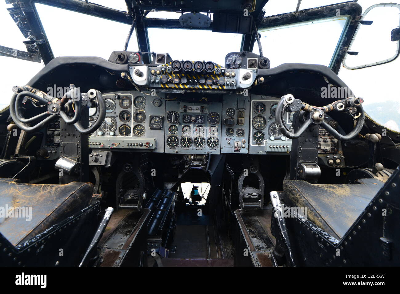 Raf shackleton cockpit hi-res stock photography and images - Alamy