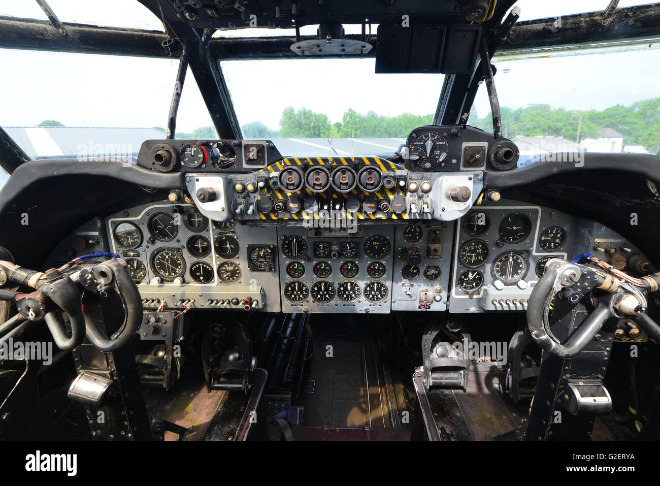 Raf shackleton cockpit hi-res stock photography and images - Alamy