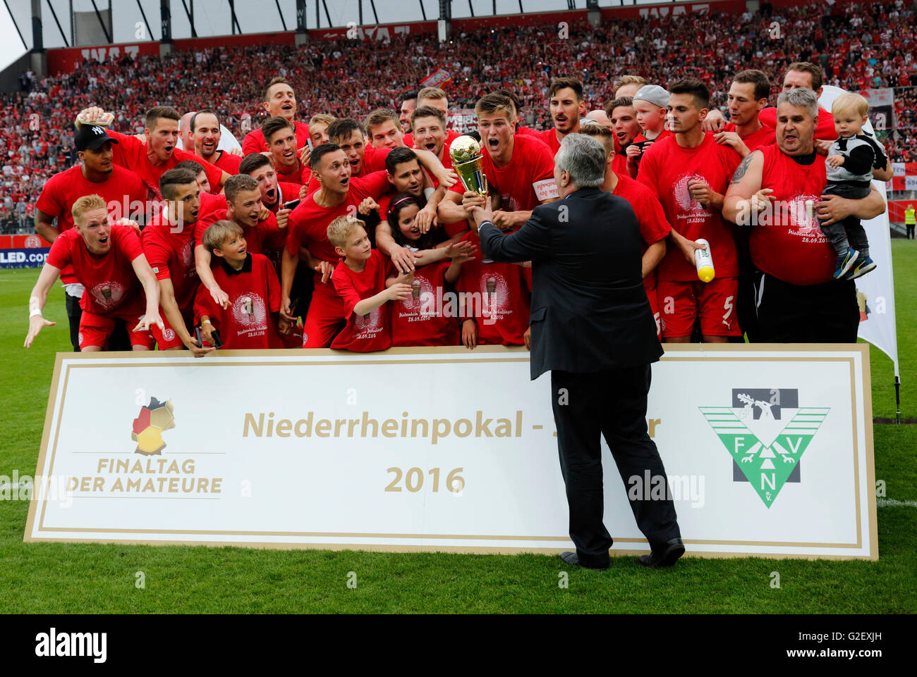 Award ceremony athlete podium hi-res stock photography and images - Alamy