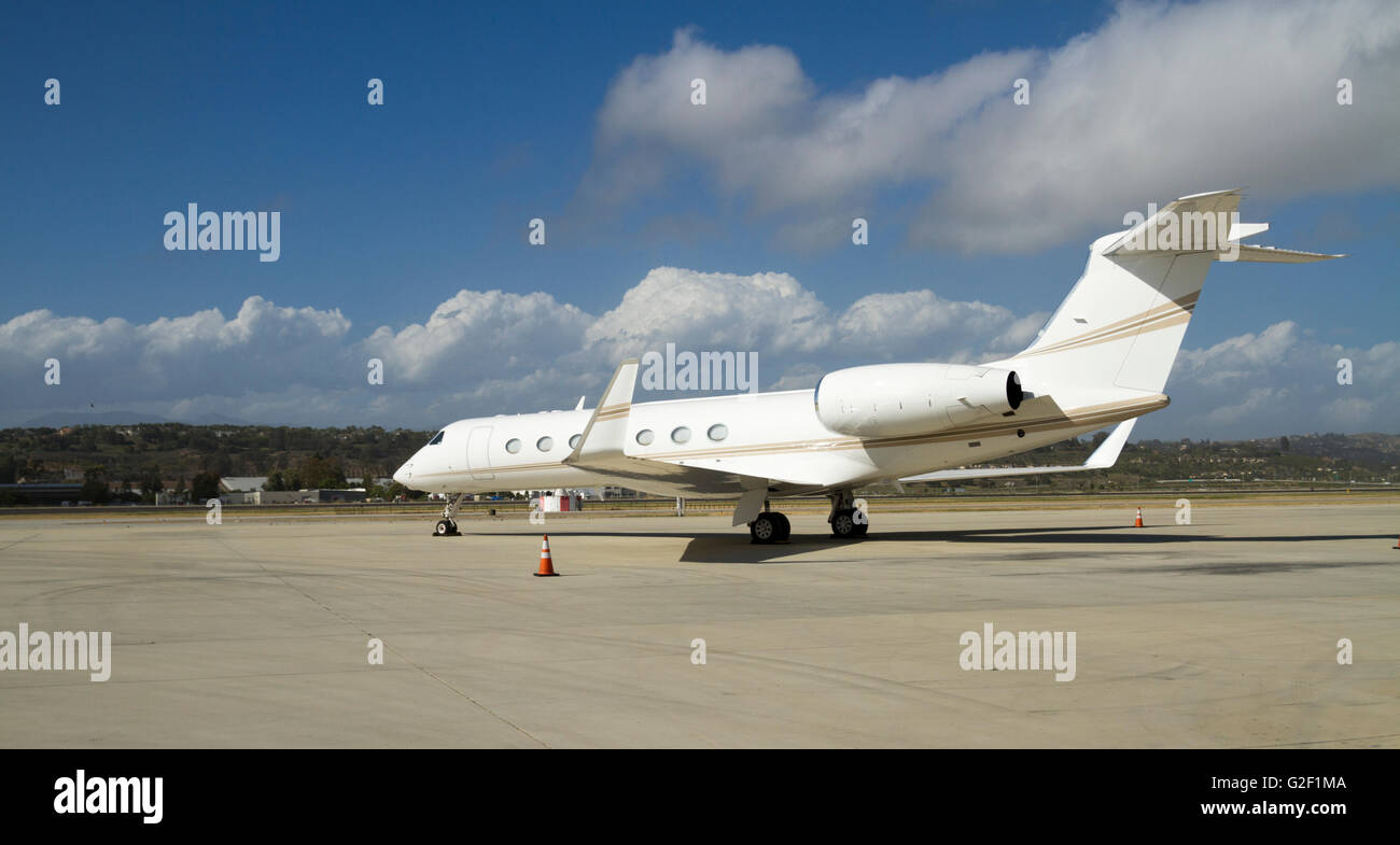 Private jet sitting on the tarmac Stock Photo - Alamy