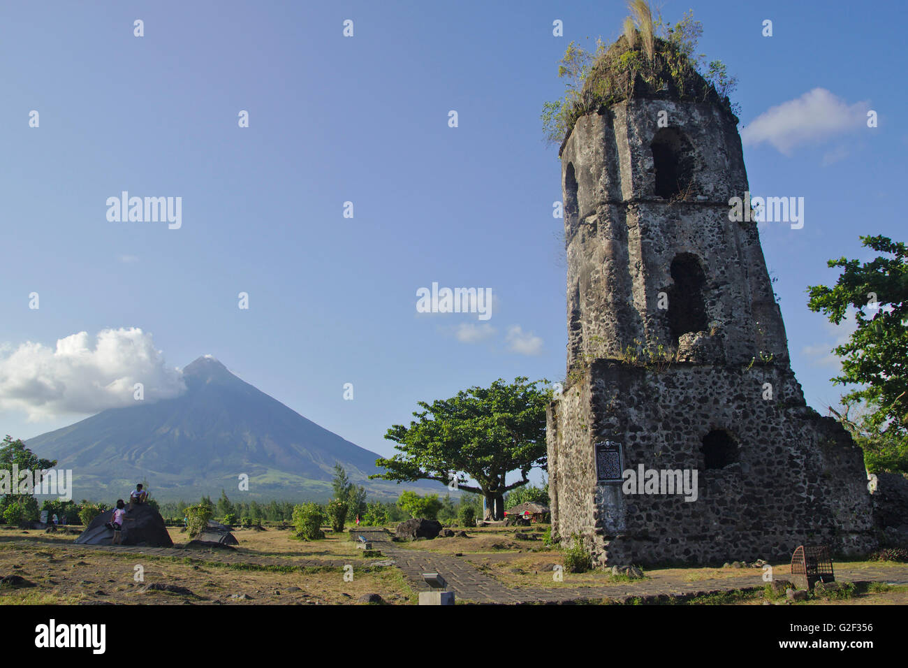Mount Mayon and bell tower of the Cagsawa church ruin, Albay Province ...
