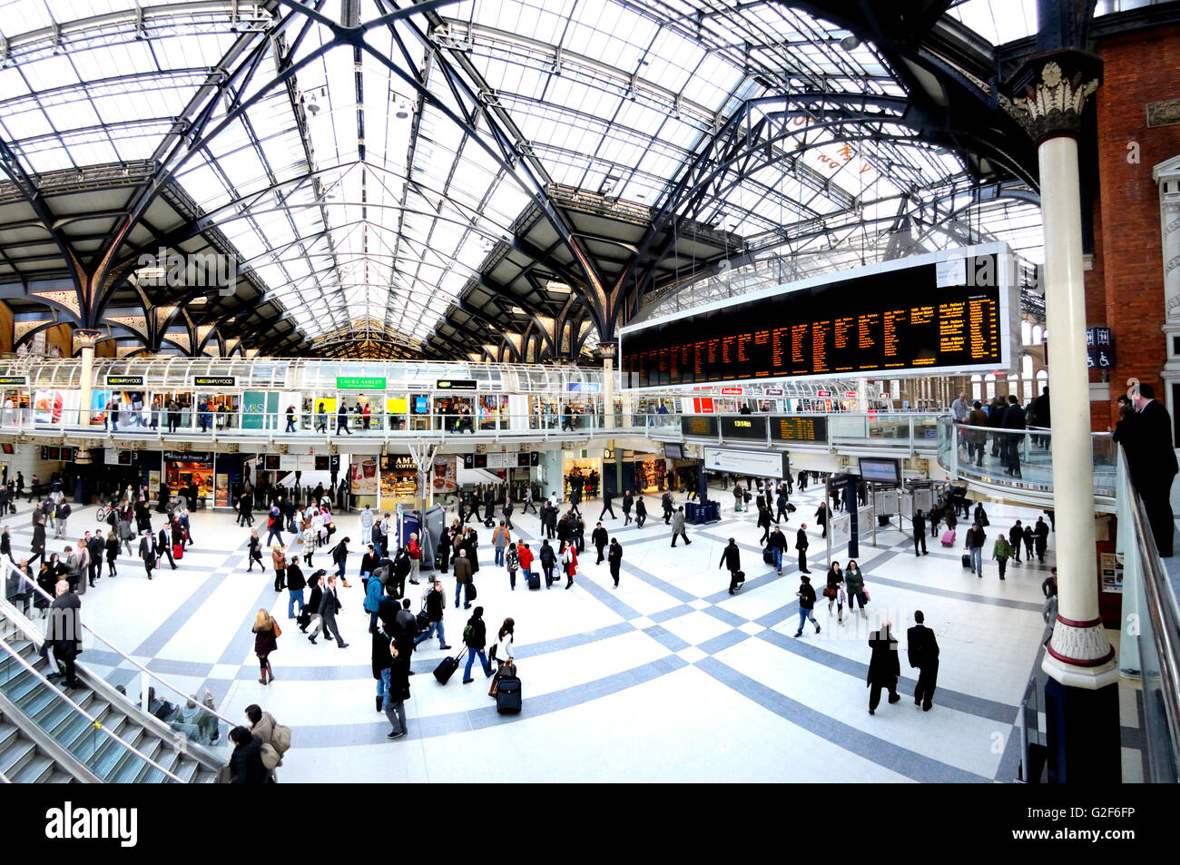 Liverpool street station interior hi-res stock photography and images ...