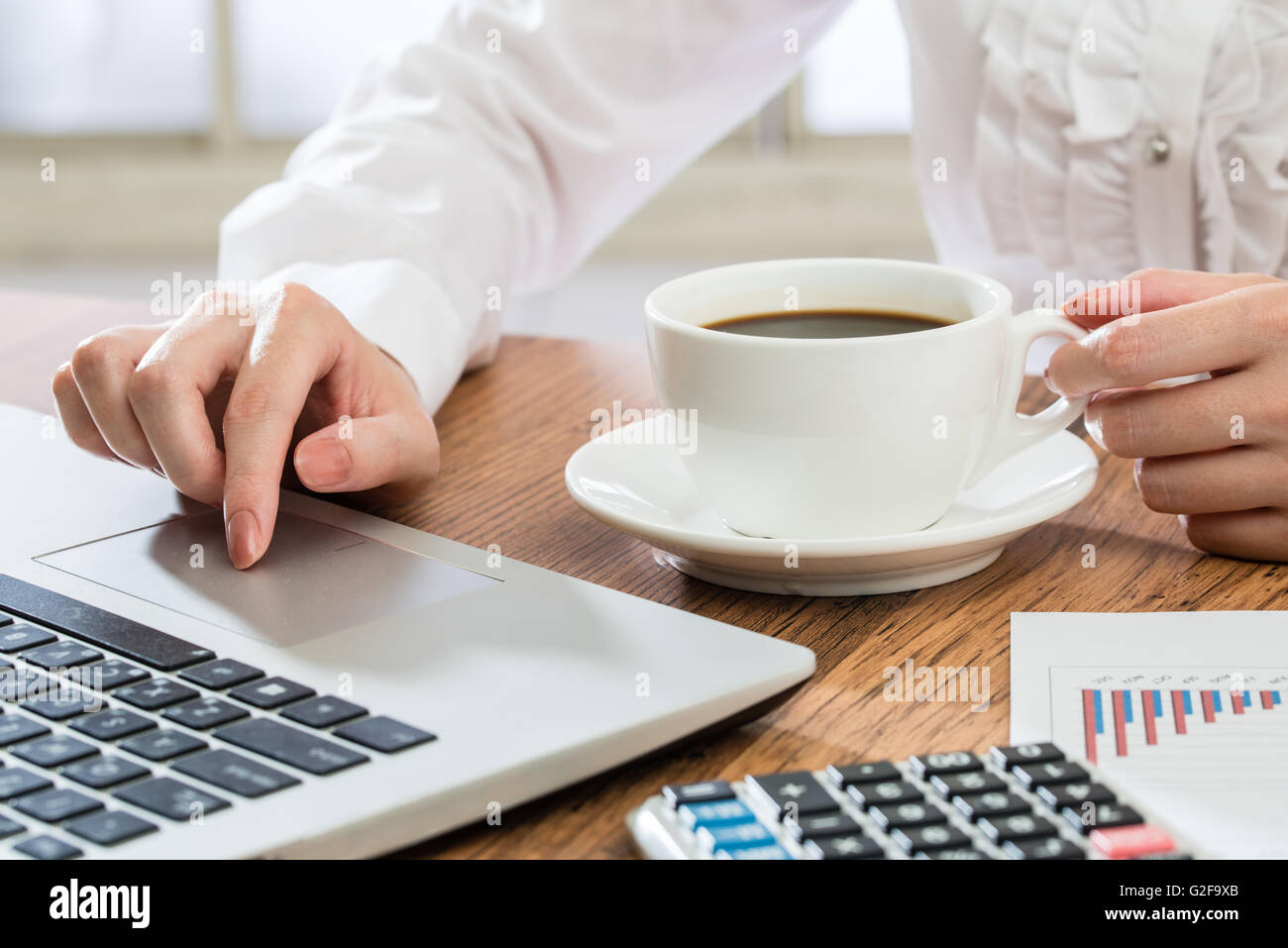 Laptop coffee graph chart paper hi-res stock photography and images - Alamy