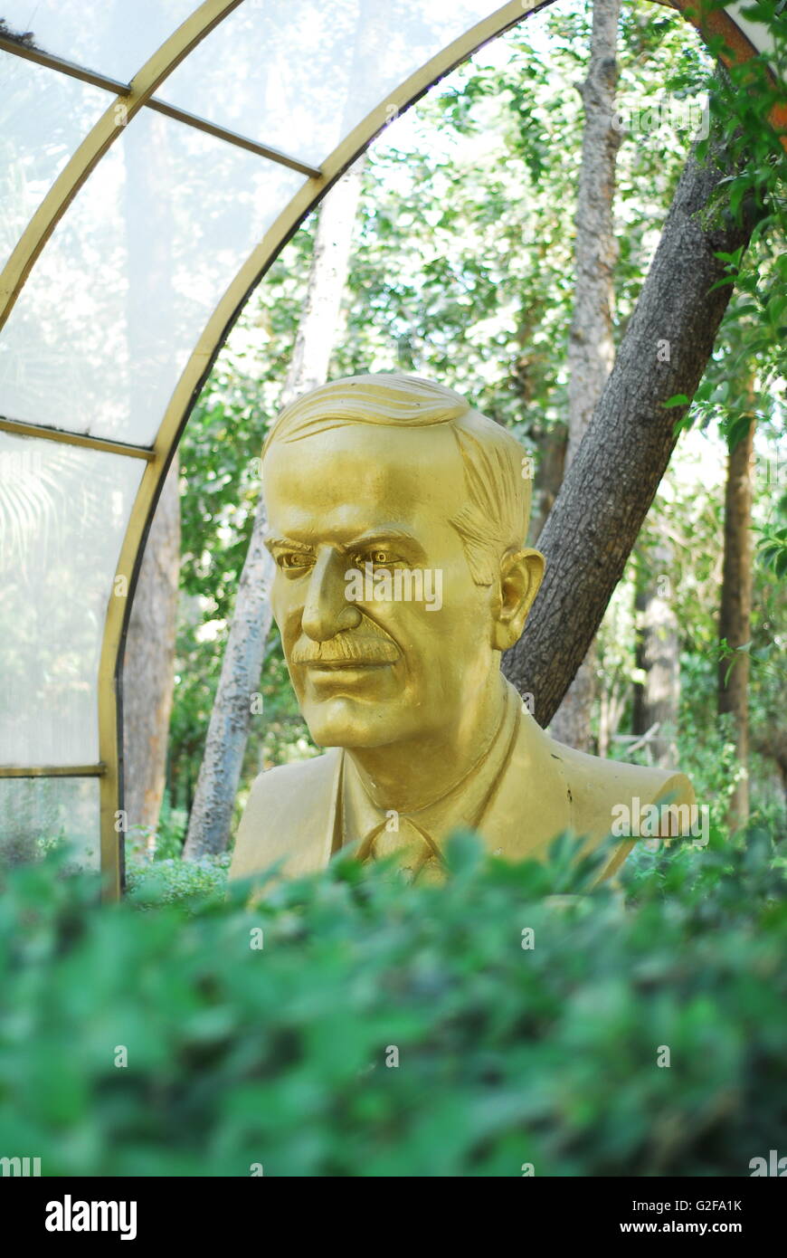 Assad statue hi-res stock photography and images - Alamy
