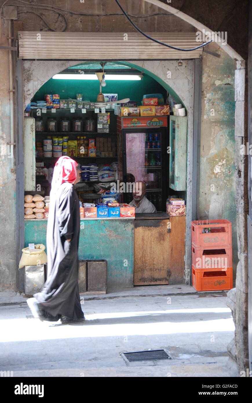 Walking into a shop hi-res stock photography and images - Alamy