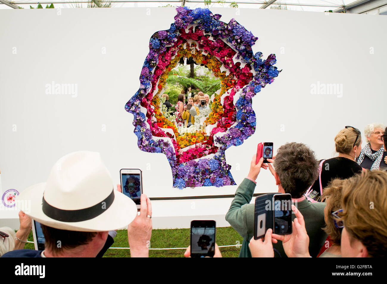 Chelsea flower show queen 2016 hi-res stock photography and images - Alamy