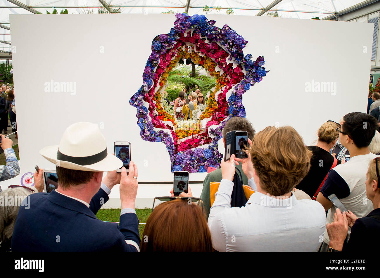 Chelsea flower show queen 2016 hi-res stock photography and images - Alamy