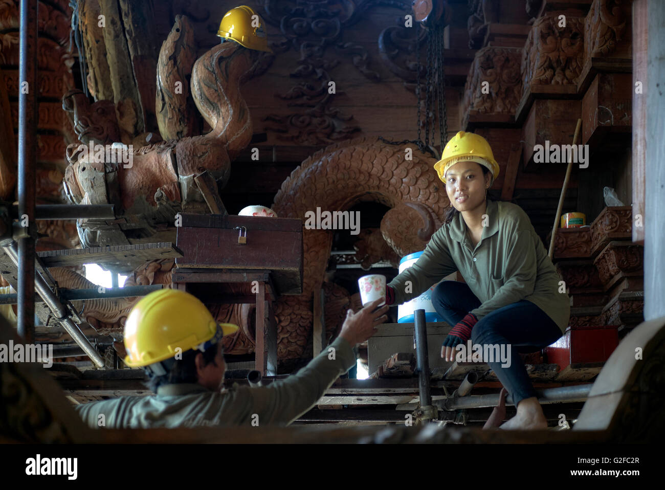 Female building construction workers hi-res stock photography and ...