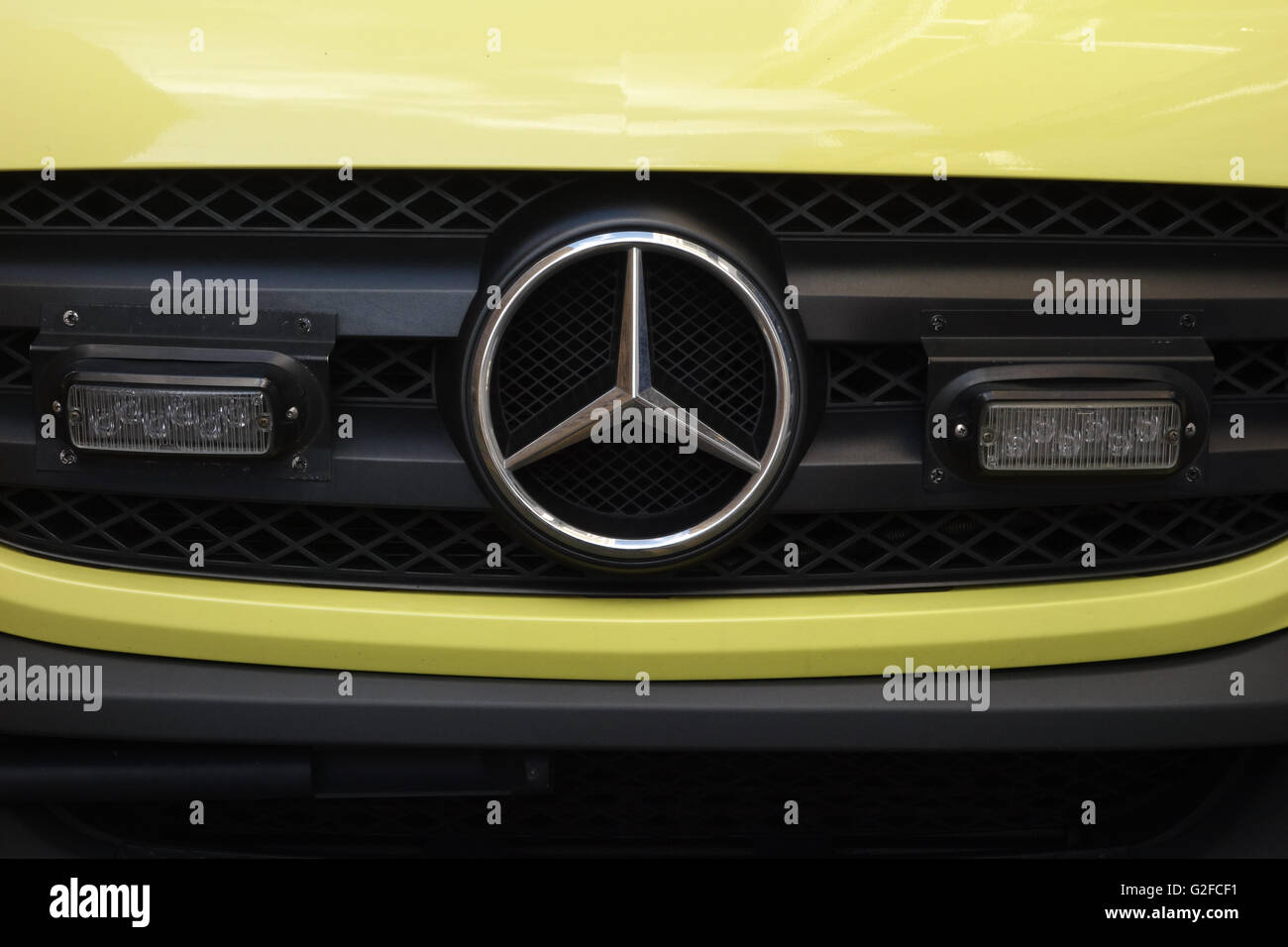 Ambulance lights flashing hi-res stock photography and images - Alamy