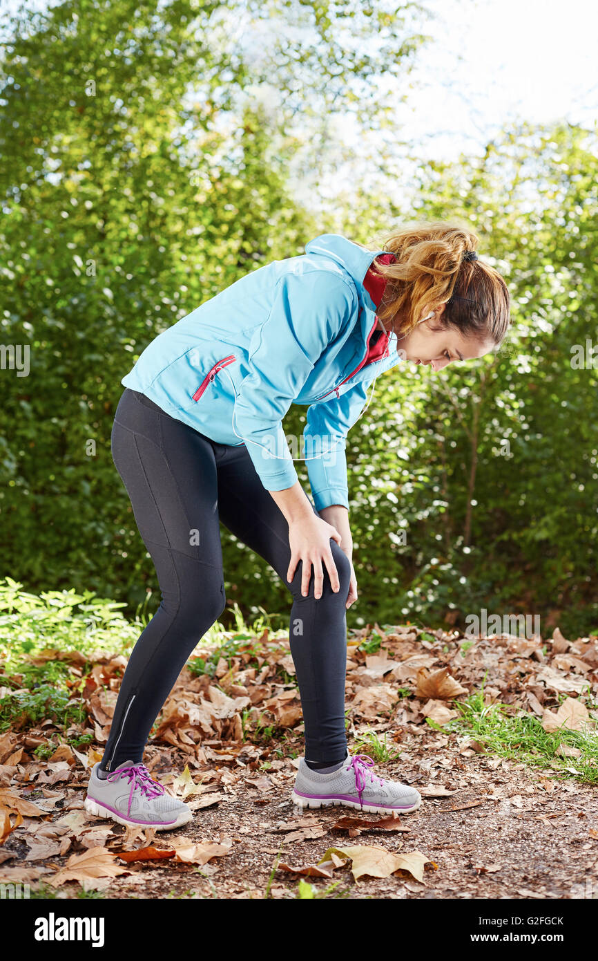 Female runner knee injury and pain Stock Photo - Alamy