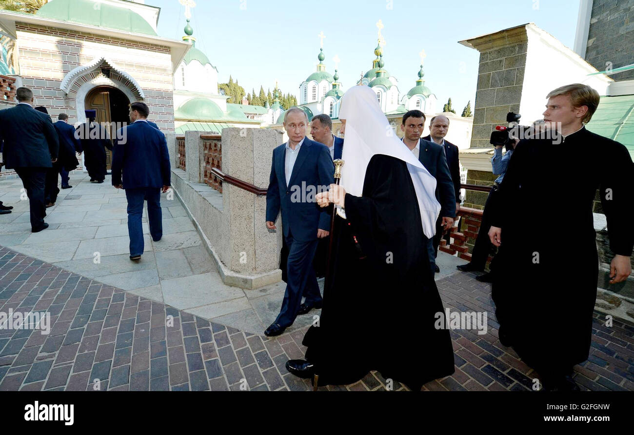 Russian President Vladimir Putin walks with Russian Orthodox Patriarch ...