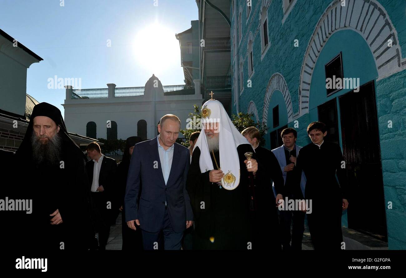 Russian President Vladimir Putin walks with Russian Orthodox Patriarch ...