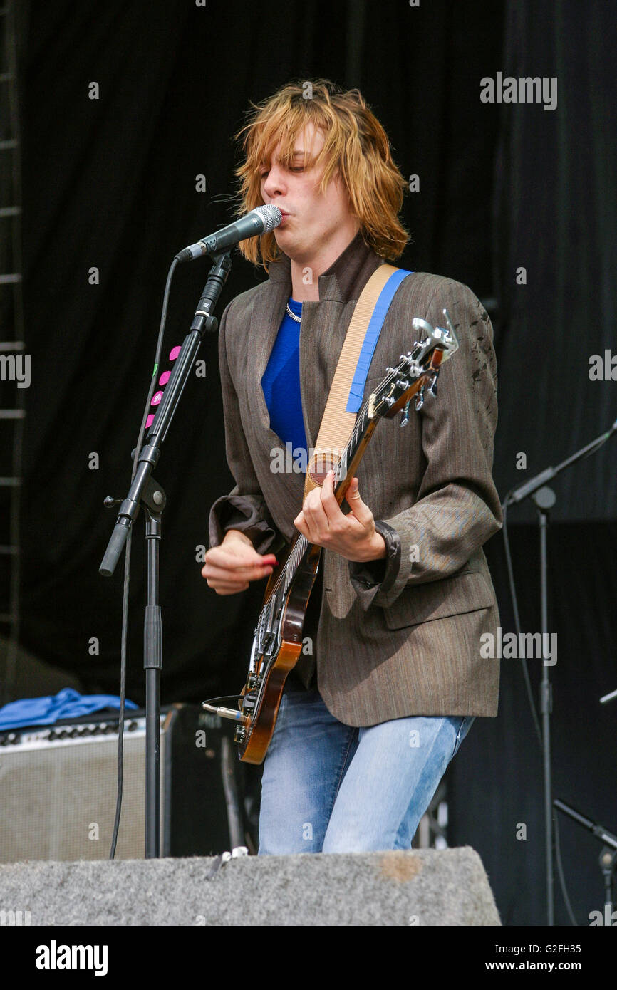 Razorlight performing at the reading festival 2004 hi-res stock ...