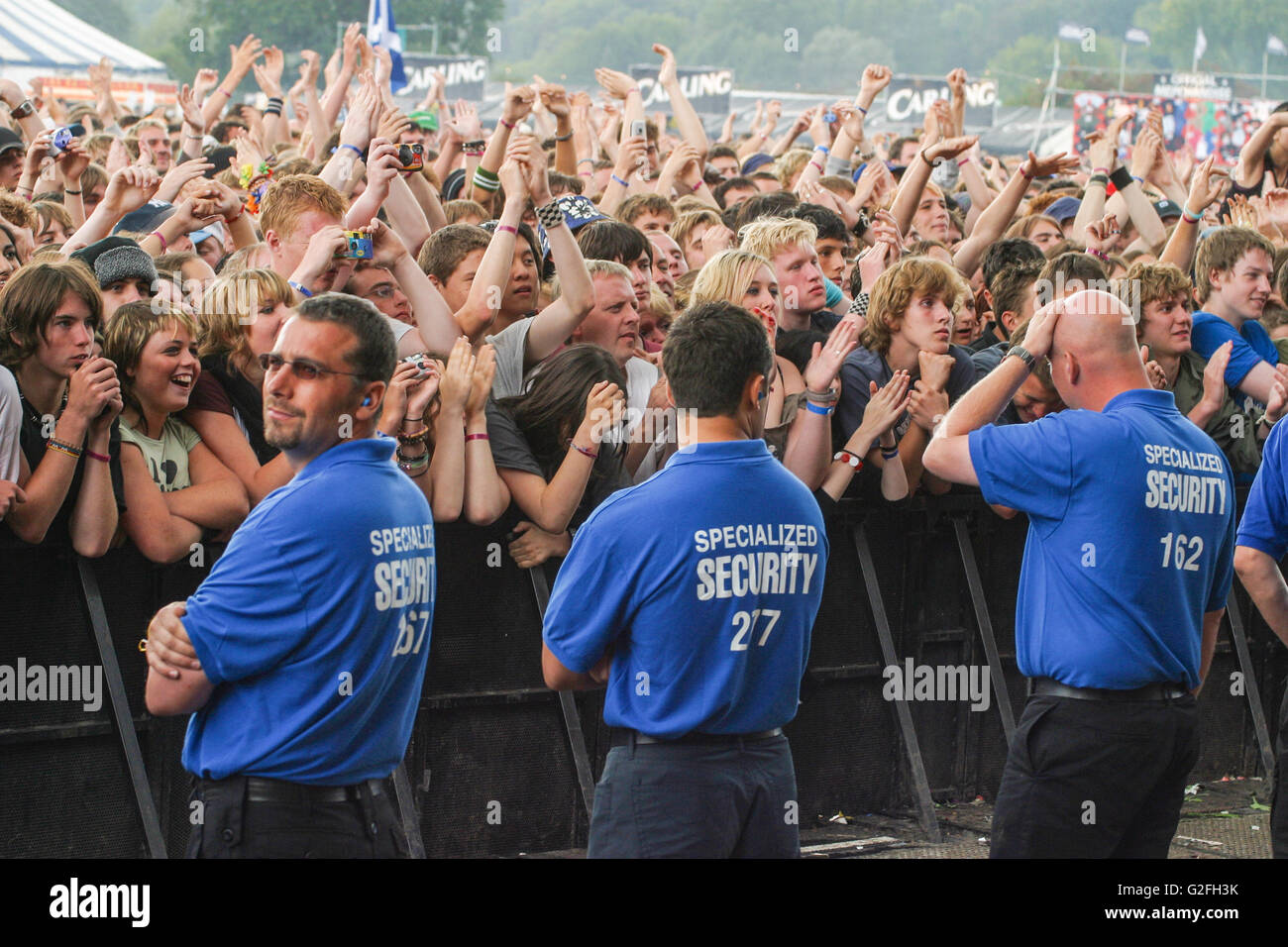 Audience for The Rasmus performing at the Reading Festival 2004 ...