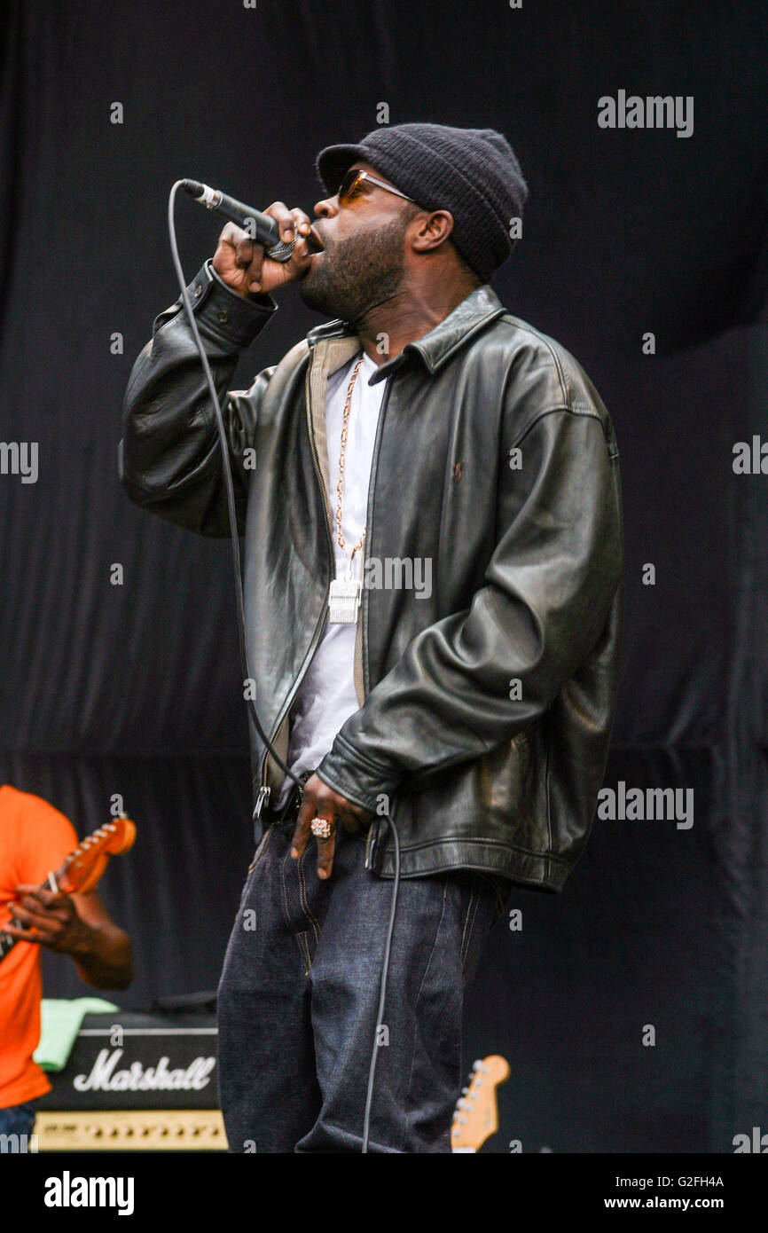The Roots performing on the main stage at the Reading Festival 2004 ...
