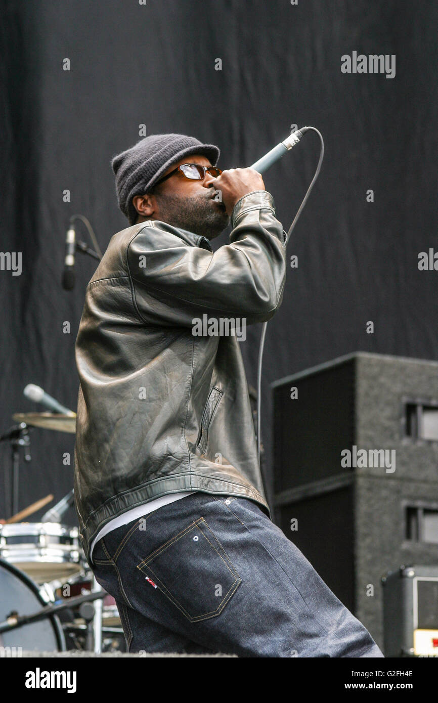The Roots performing on the main stage at the Reading Festival 2004 ...