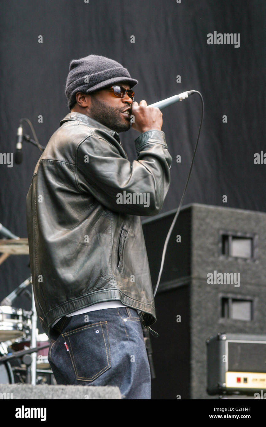 The Roots performing on the main stage at the Reading Festival 2004 ...