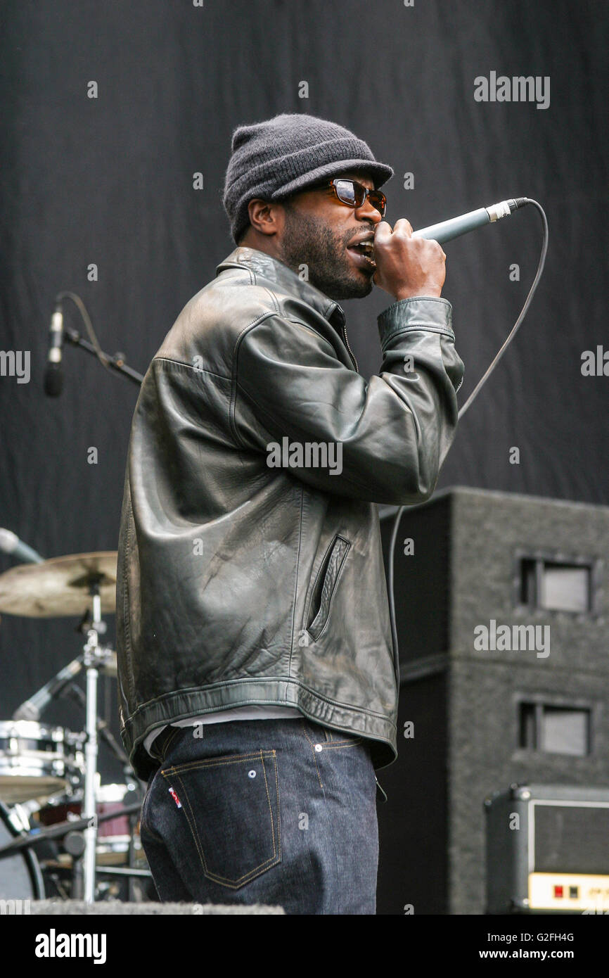 The Roots performing on the main stage at the Reading Festival 2004 ...