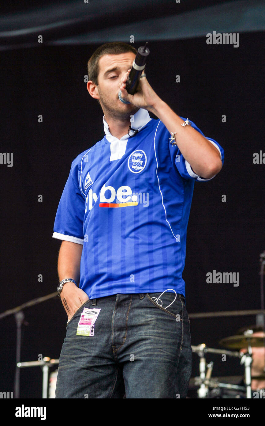 Mike Skinner of the Streets performing at the Reading Festival 2004 ...