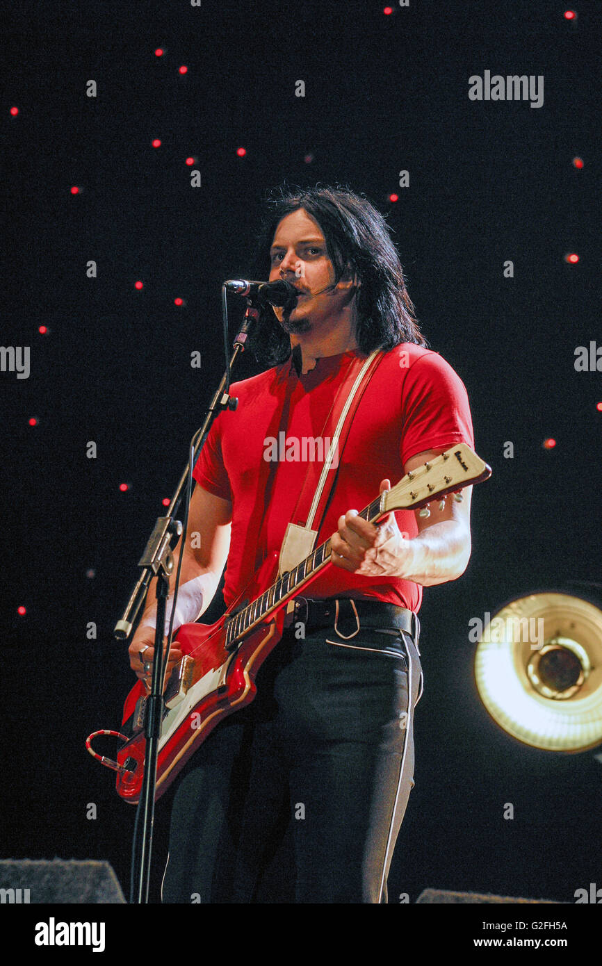 The White Stripes performing on the main stage at the Reading Festival ...