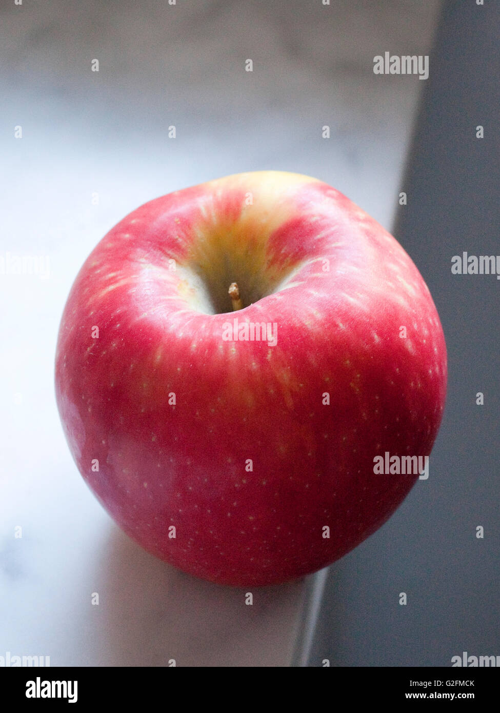 apple on counter edge Stock Photo - Alamy