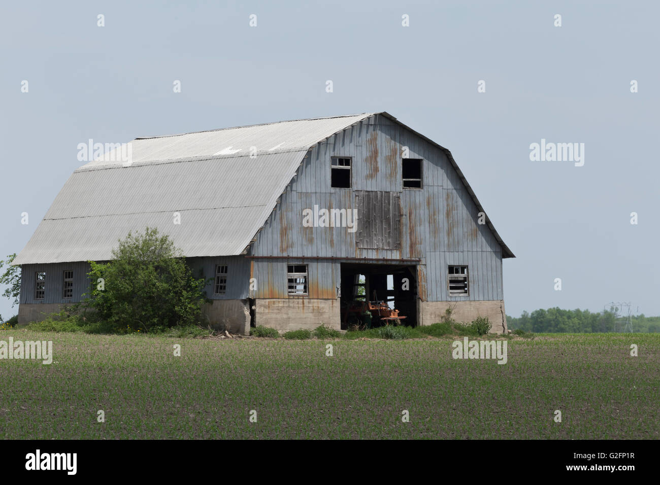 Decrepit barn in a farmers field Stock Photo - Alamy