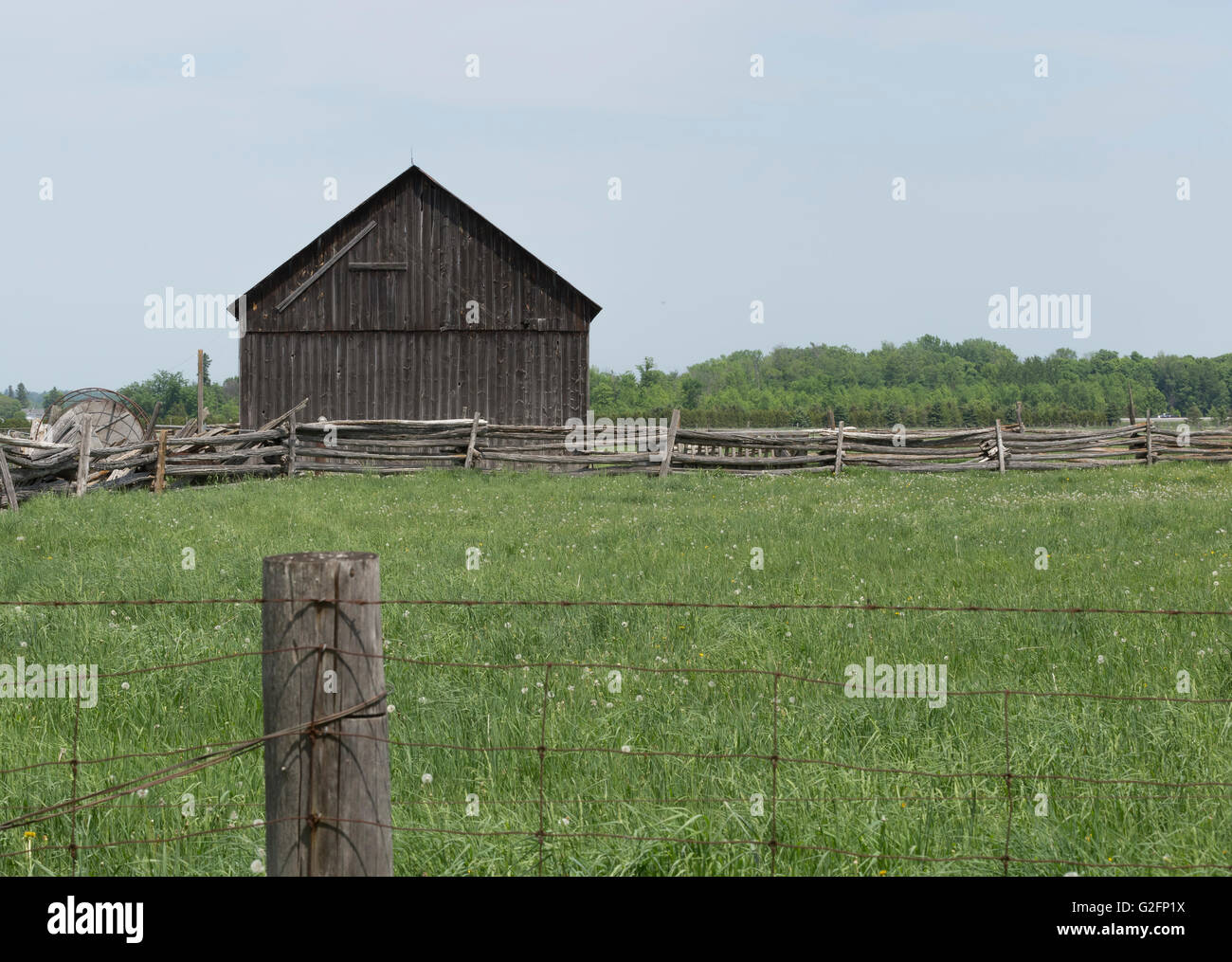 Decrepit barn in a farmers field Stock Photo - Alamy