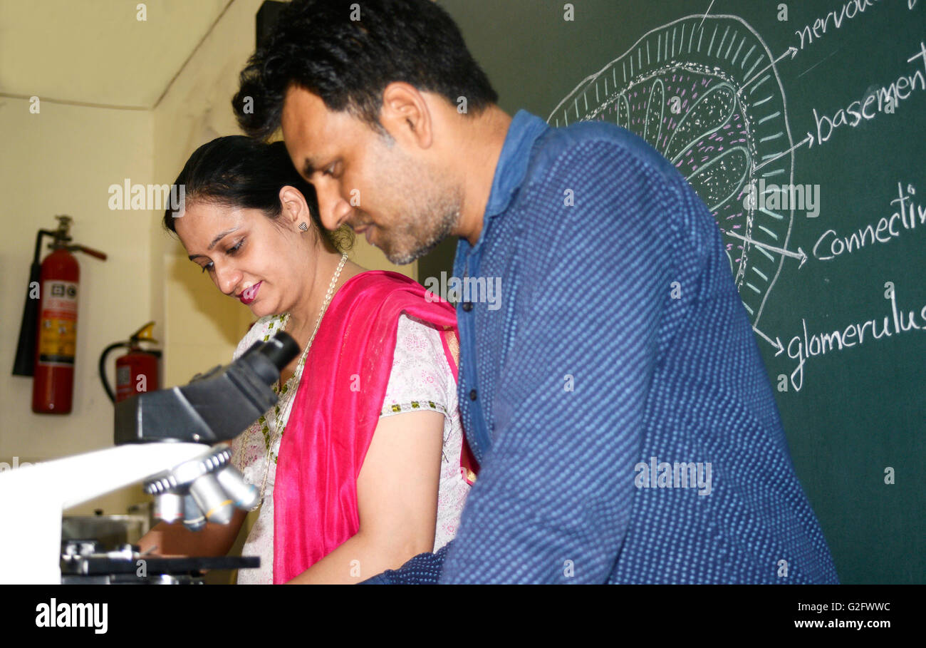 Teacher teaching classroom indian hi-res stock photography and images ...