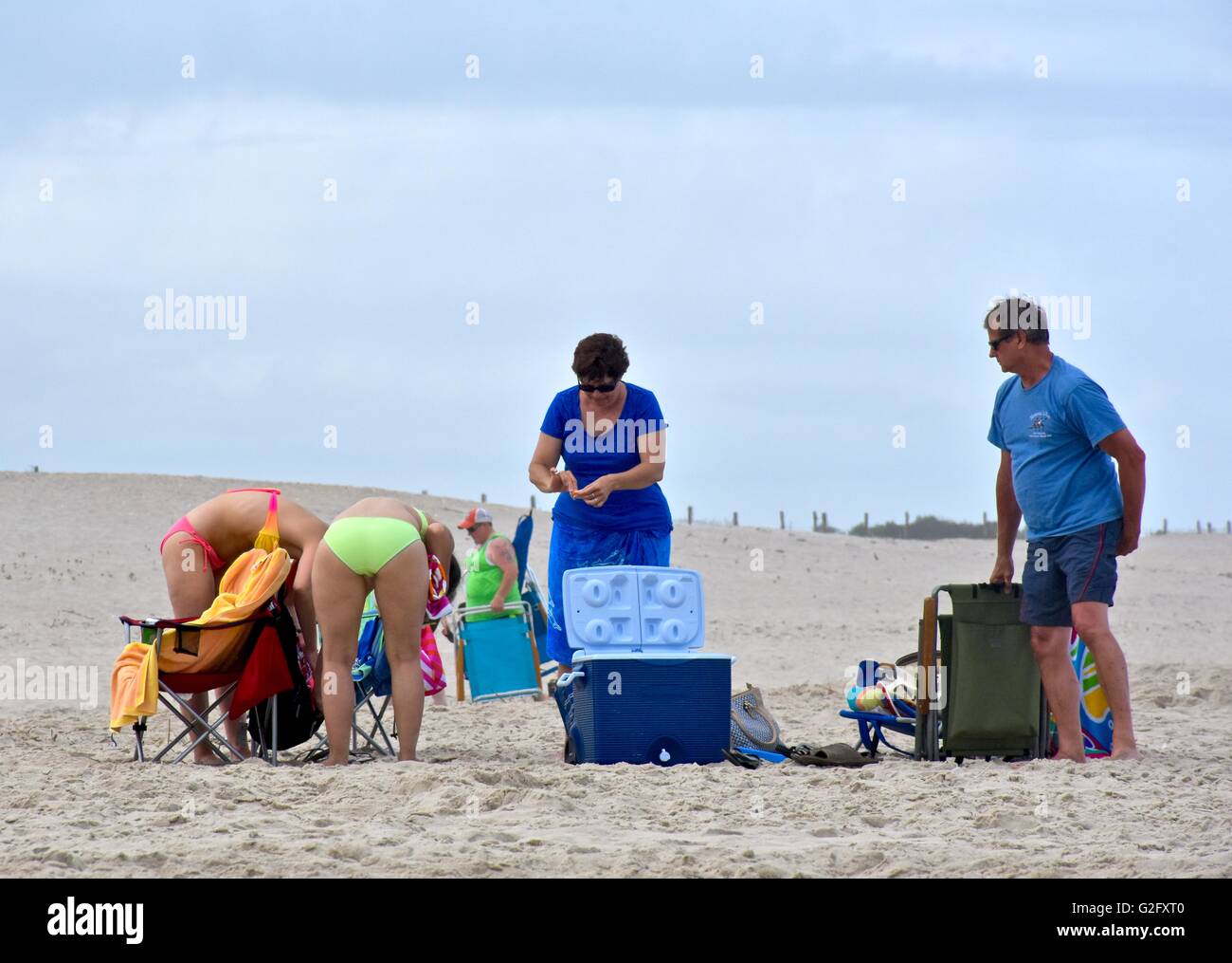 A family packing up their stuff after a fun day at the beach Stock ...