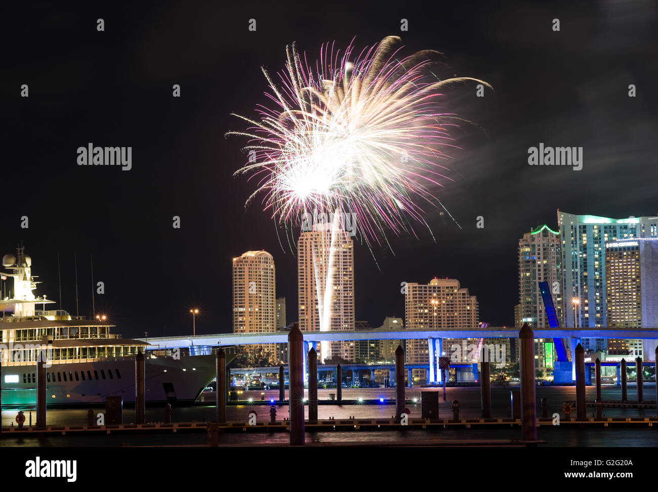Skyline fireworks hi-res stock photography and images - Alamy