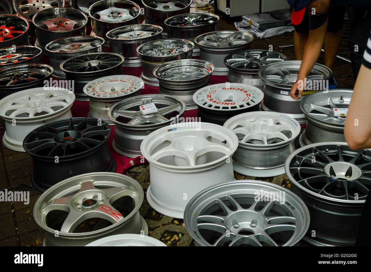 Car wheels and rims hi-res stock photography and images - Alamy