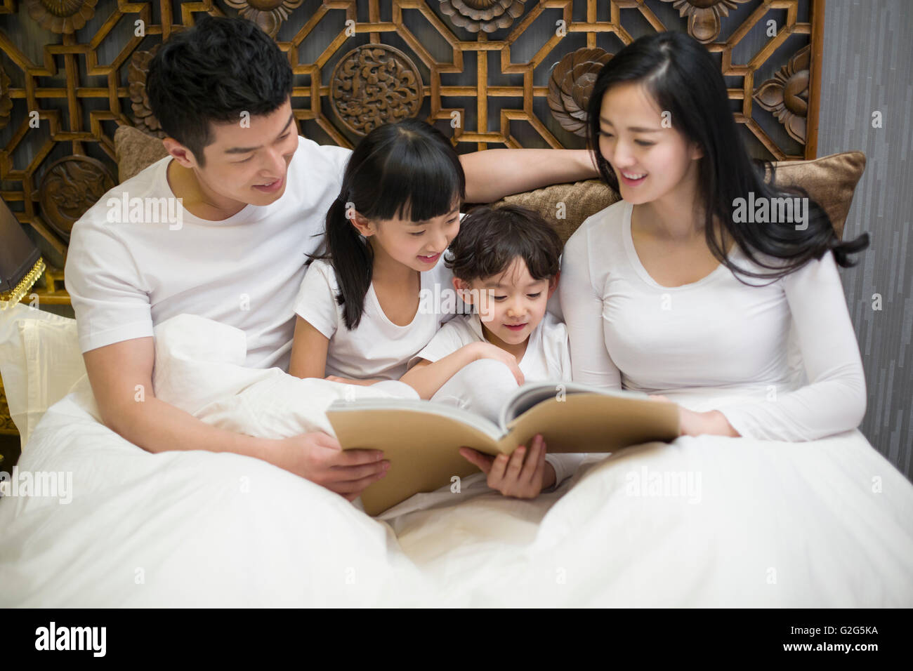 Family telling hi-res stock photography and images - Alamy