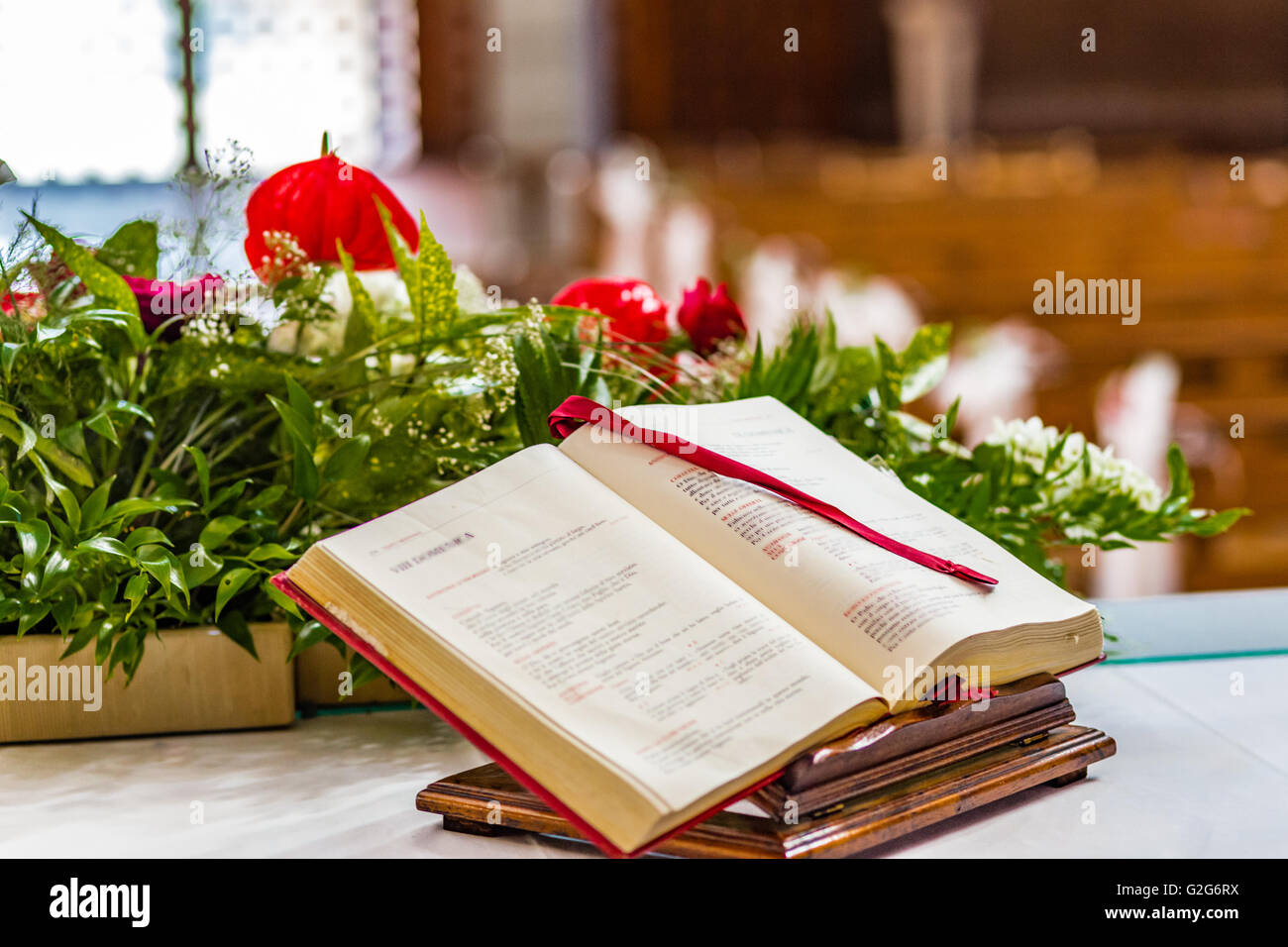 Open bible on altar hi-res stock photography and images - Alamy