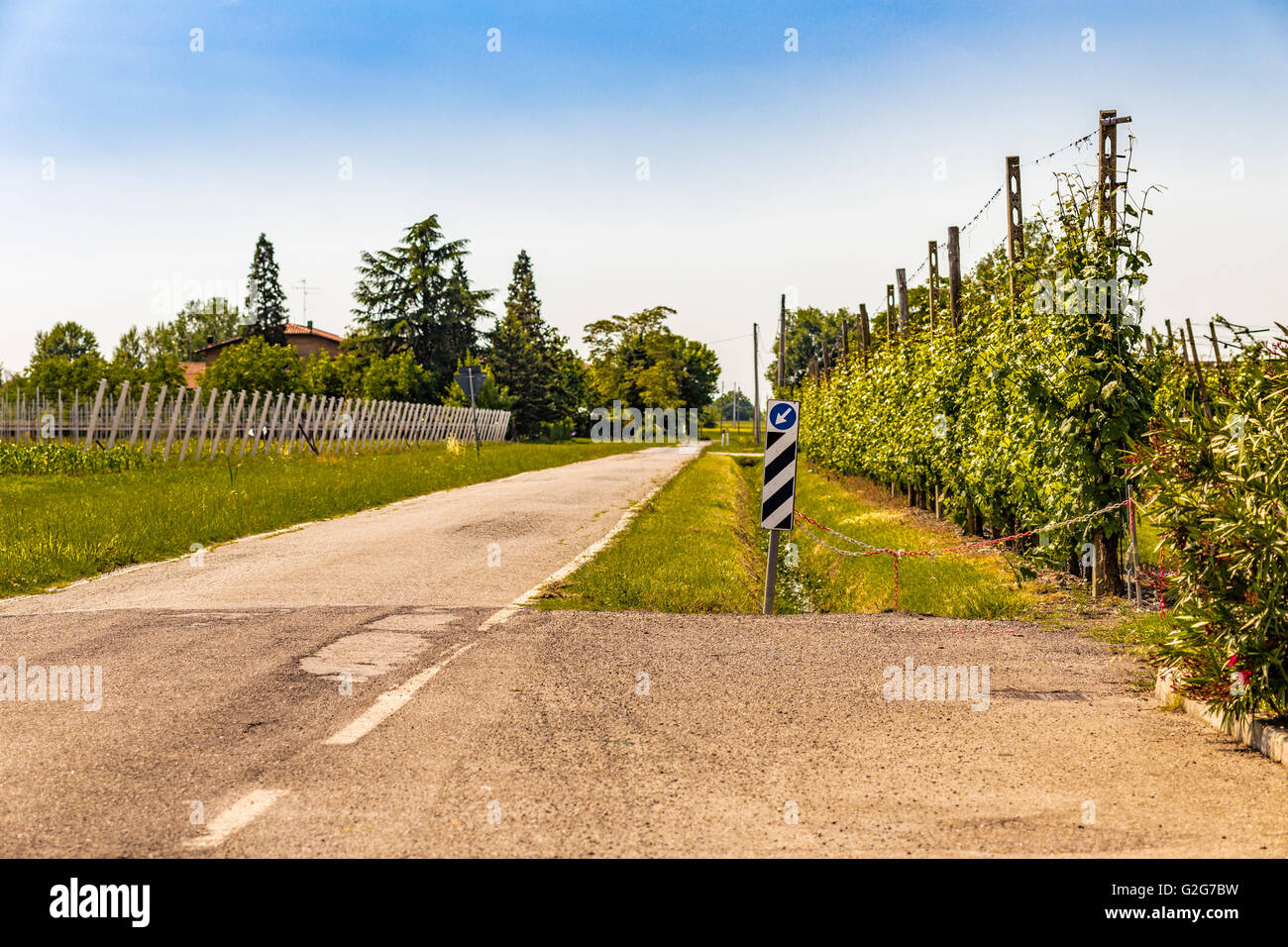 Paved country road hi-res stock photography and images - Alamy