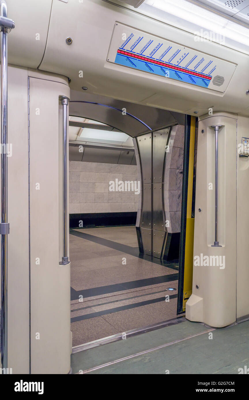 Open subway doors hi-res stock photography and images - Alamy