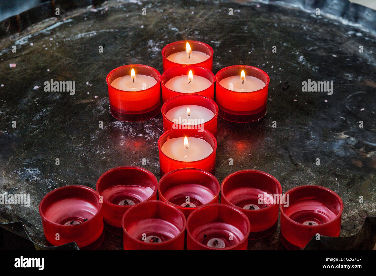 Candle and cross hi-res stock photography and images - Alamy
