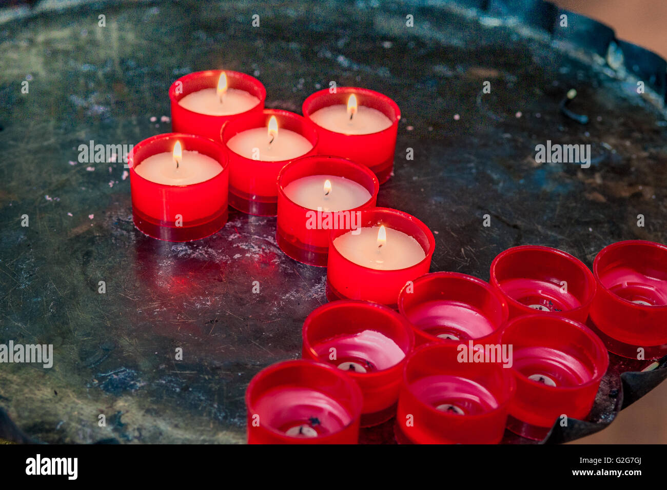Candle and cross hi-res stock photography and images - Alamy