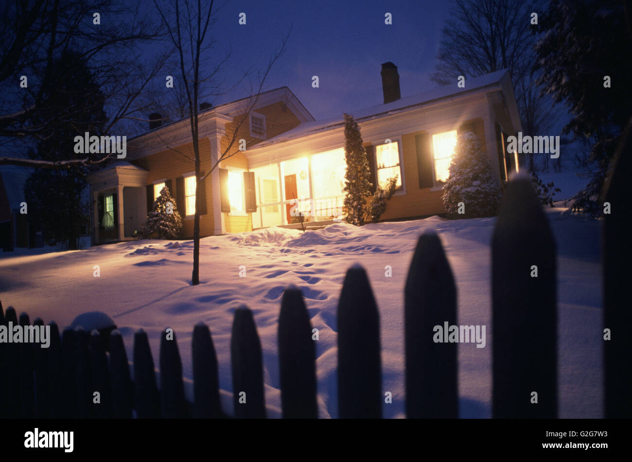 Colonial architecture in snow hi-res stock photography and images - Alamy