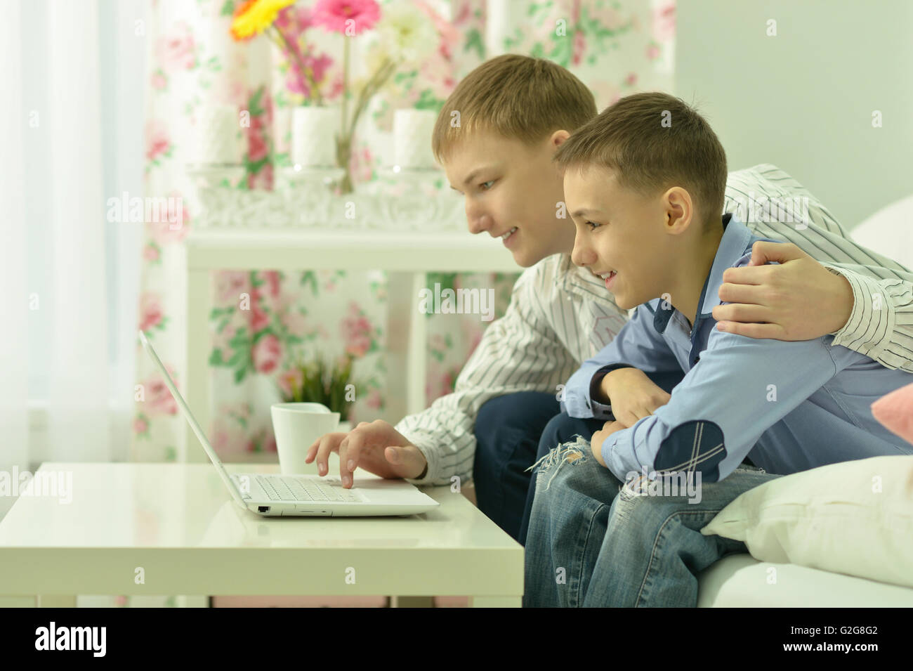 Young boys and laptop computer Stock Photo - Alamy