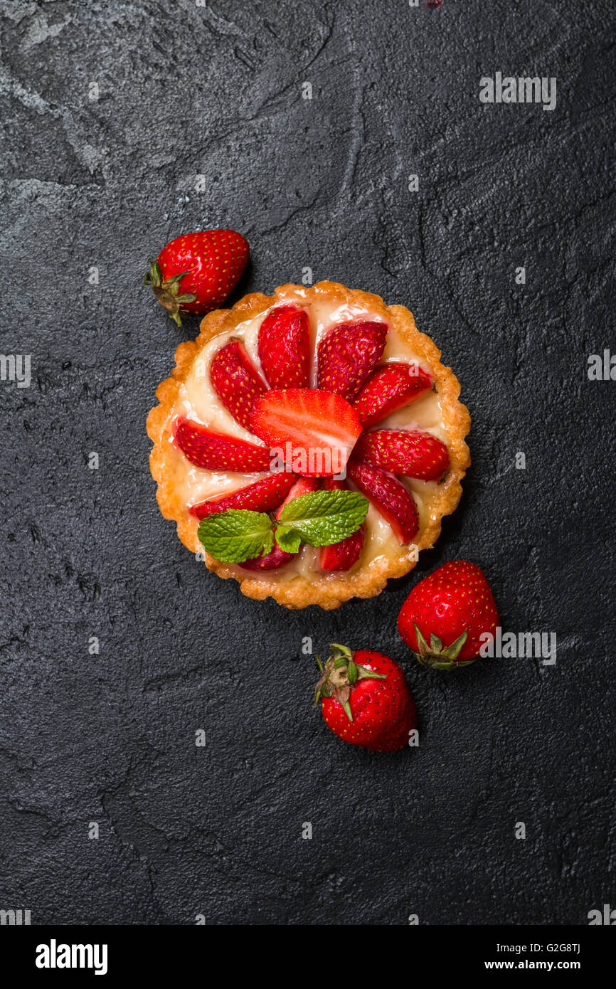 Strawberry tartlet cream baking hi-res stock photography and images - Alamy